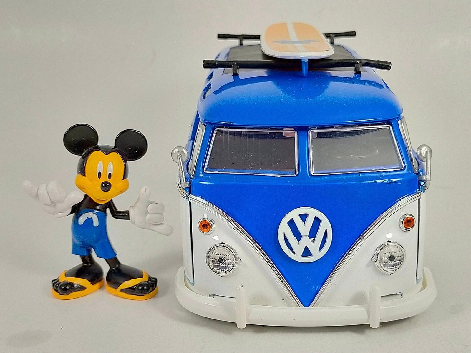 MODELO ESCALA 1:24 1962 Volkswagen Bus with Mickey Figure – Disney ...