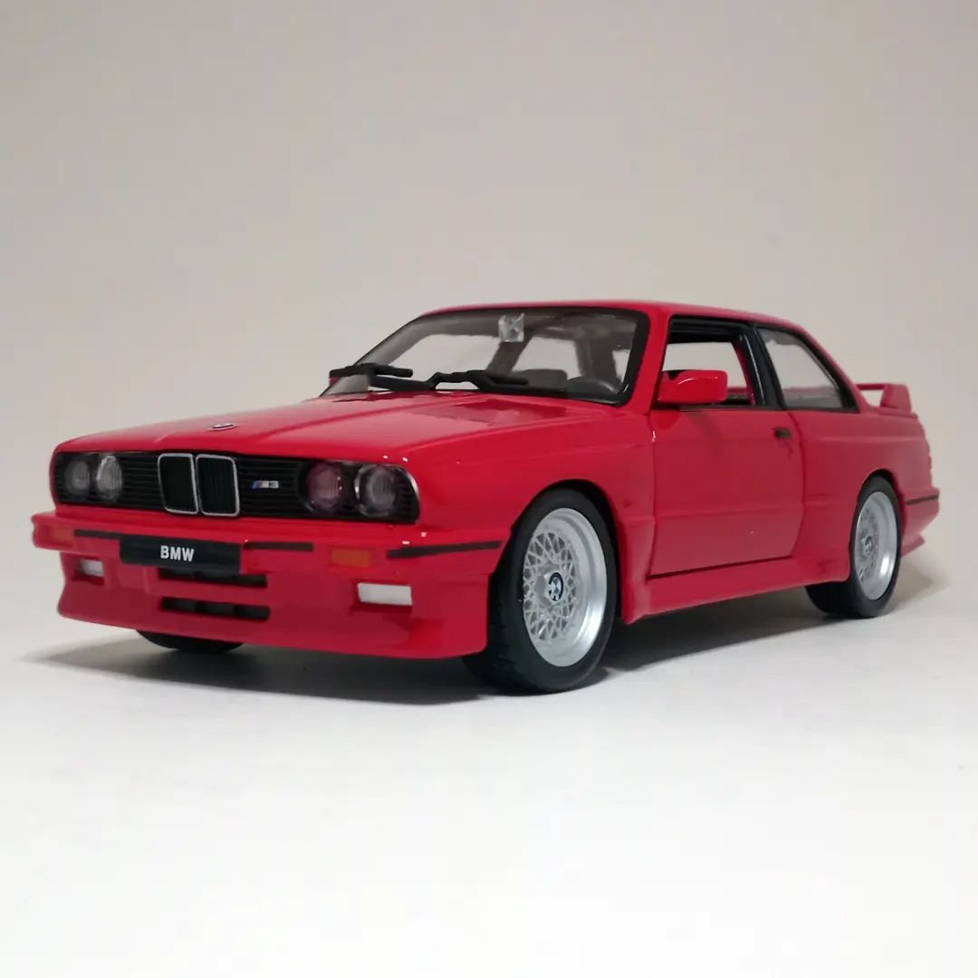 MODELO ESCALA 1:24 1988 BMW 3 Series M3 (E30)(Red) BBURAGO